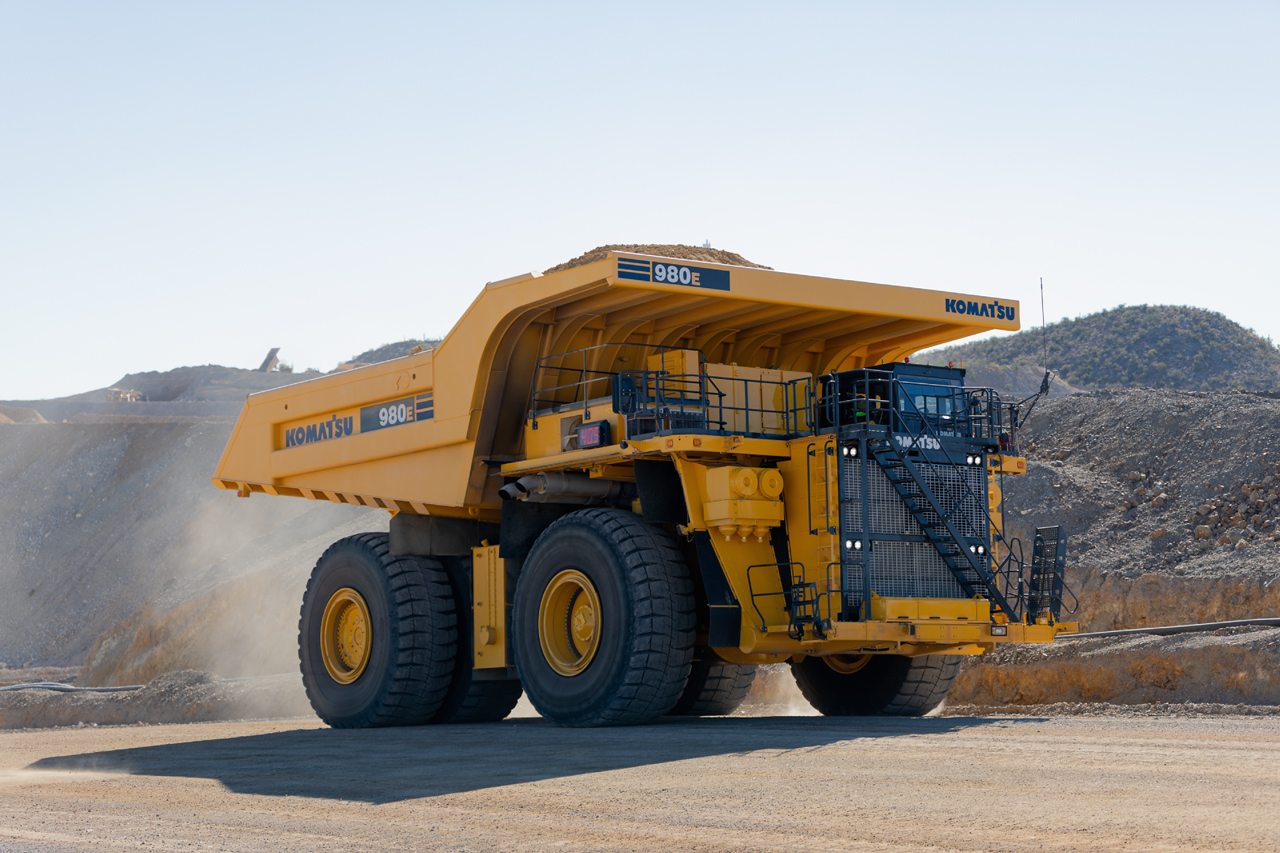 El camión ultra class eléctrico 980E-5SE de Komatsu ofrece la mayor potencia de su género ...